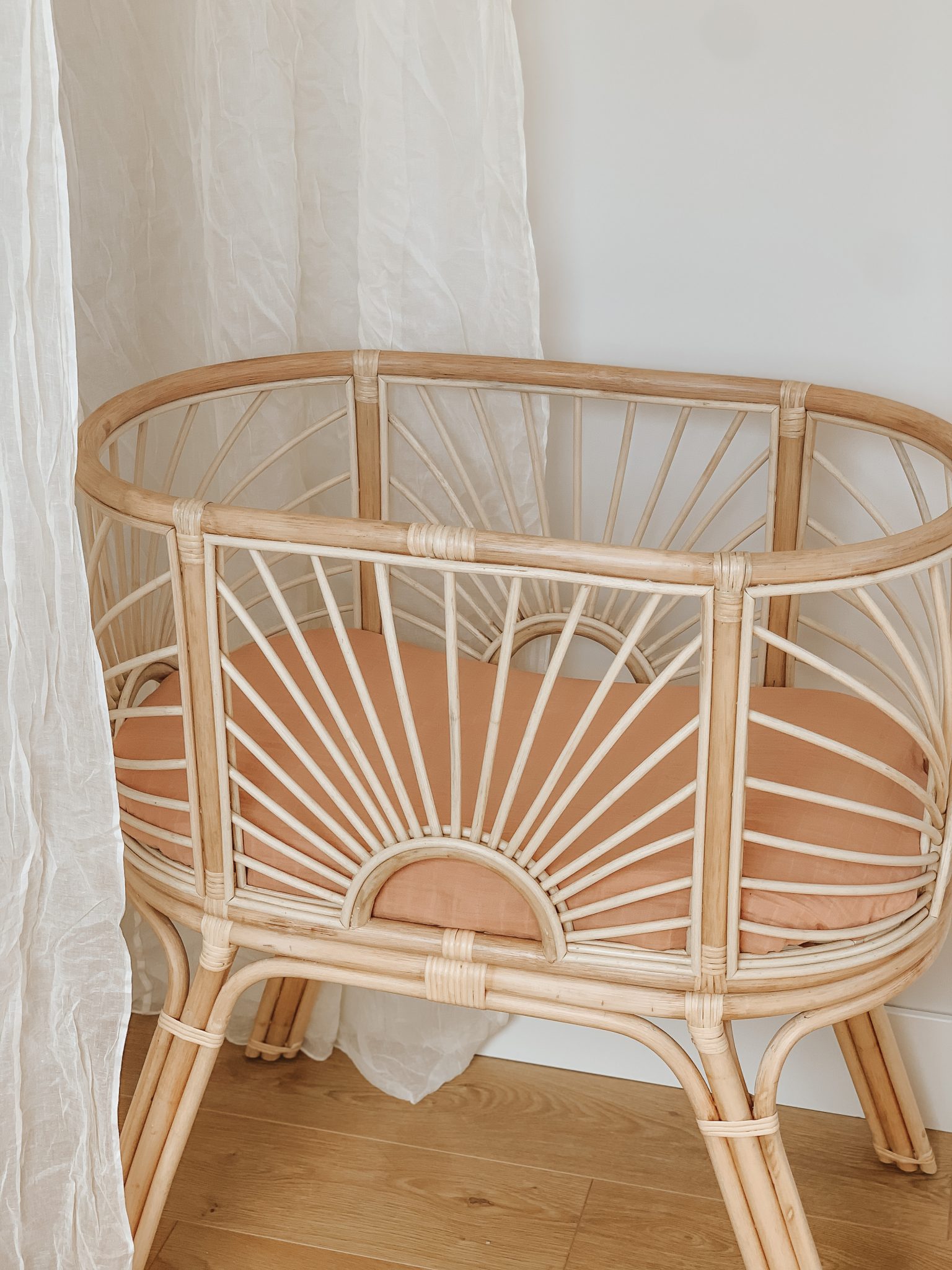 Rotan Wieg Sunshine – Boho Rainbow - Rotan voor baby & kids Rotan – Wiegen